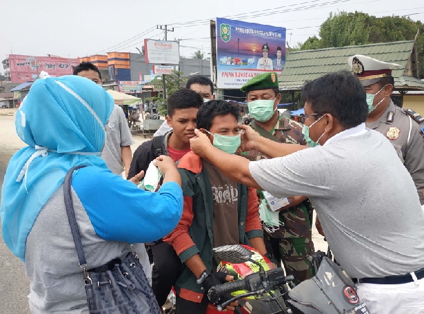 Masker untuk Korban Kabut Asap di Riau - Yayasan Buddha Tzu Chi Indonesia
